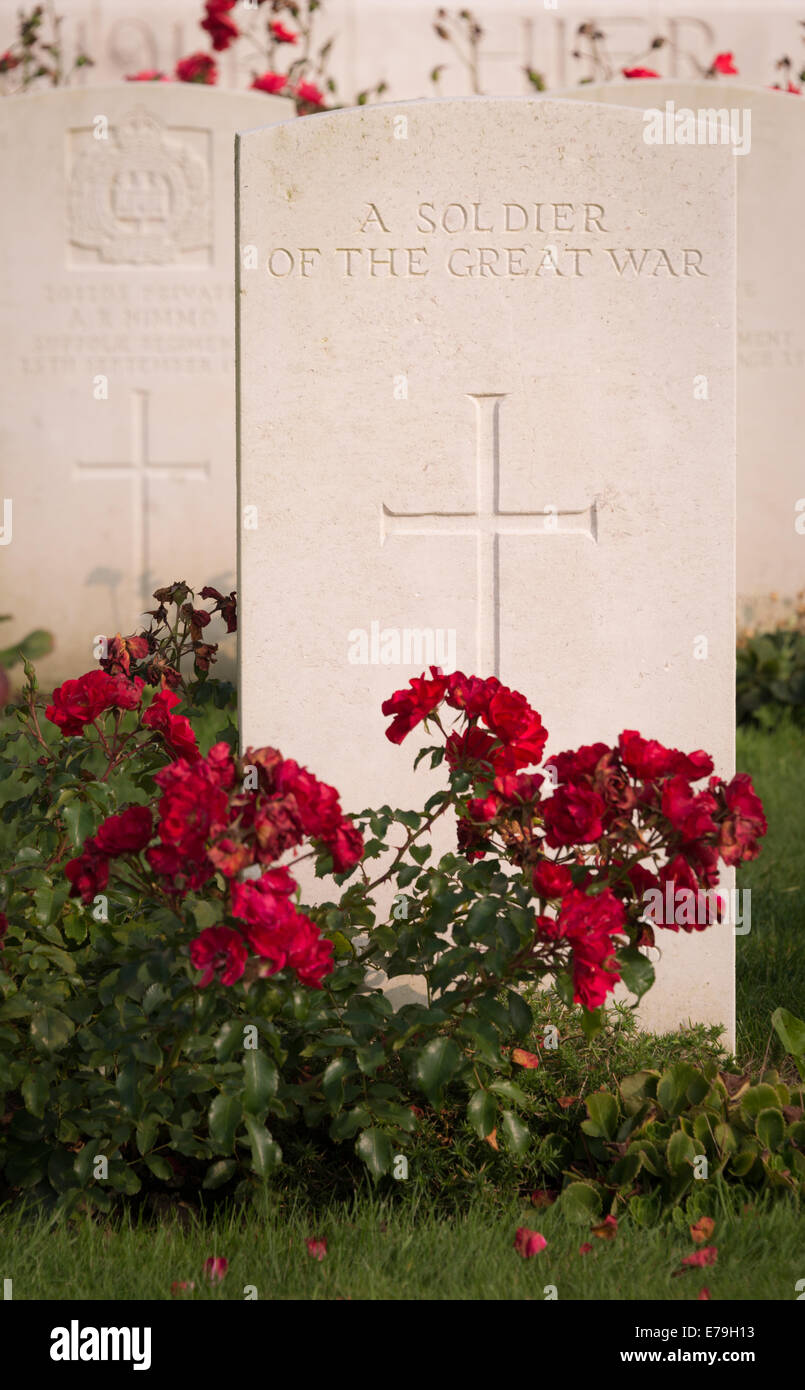Grave of an unknown British soldier killed in WW1, Tyne Cot cemetery ...