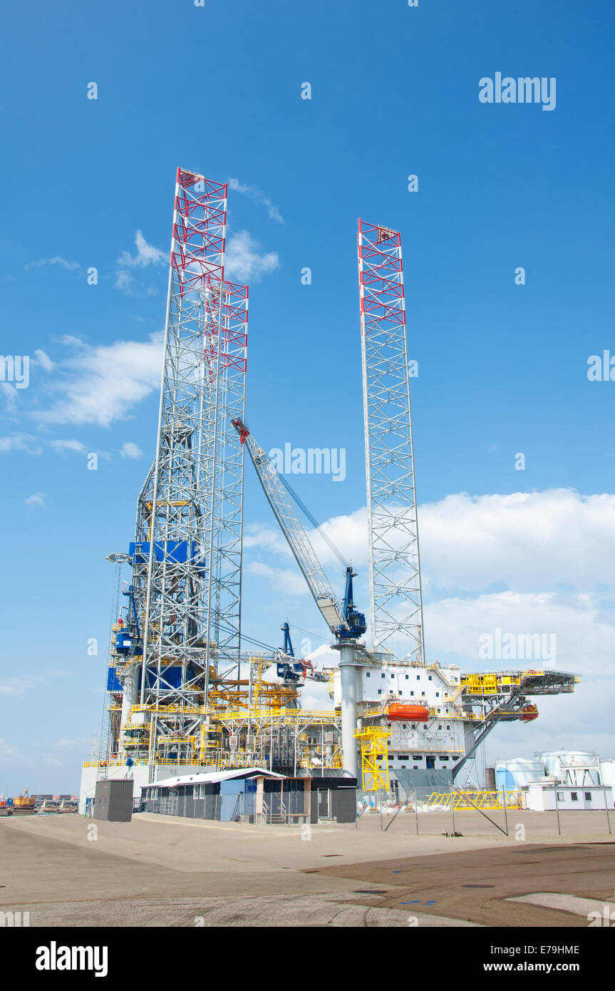 Oil rig repairs hi-res stock photography and images - Alamy