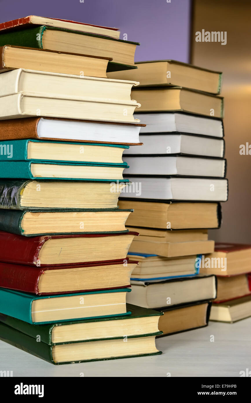 Row of books on shelf hi-res stock photography and images - Alamy