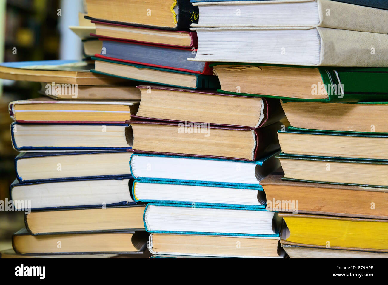 Row of books on shelf hi-res stock photography and images - Alamy