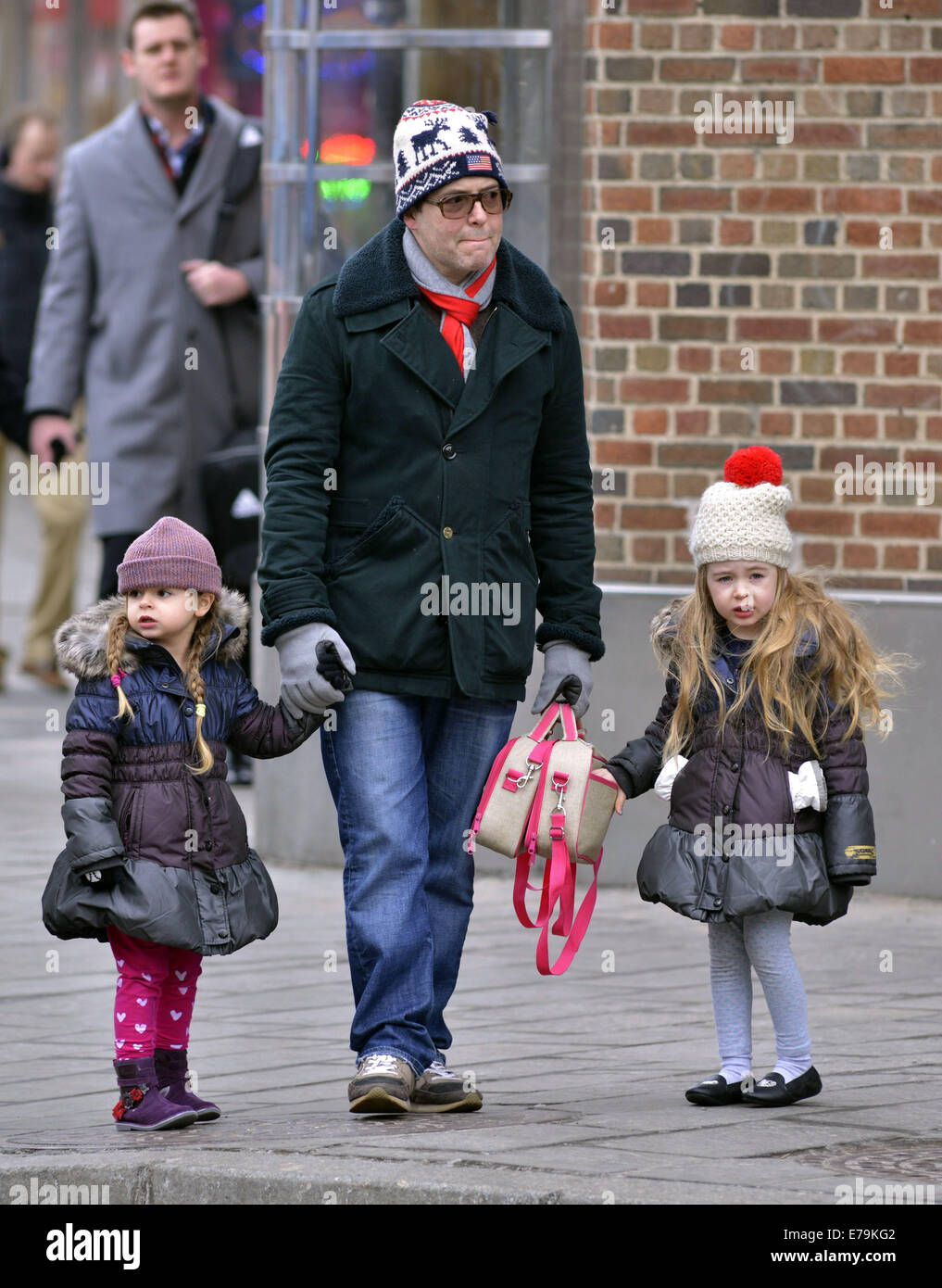 Matthew Broderick taking daughters Marion and Tabitha to school ...
