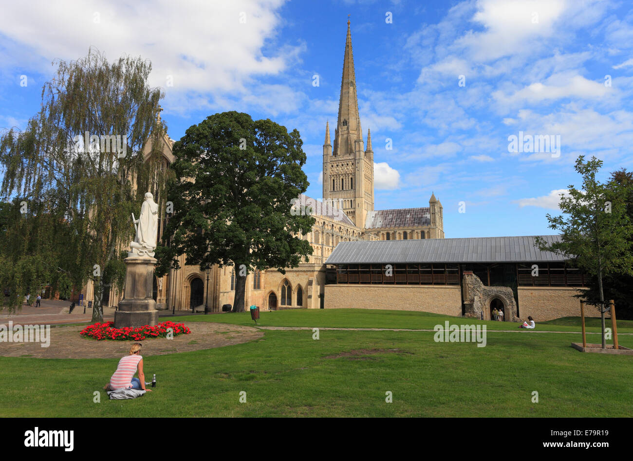 Norwich Cathedral, Norfolk, with people enjoying the grounds Stock ...