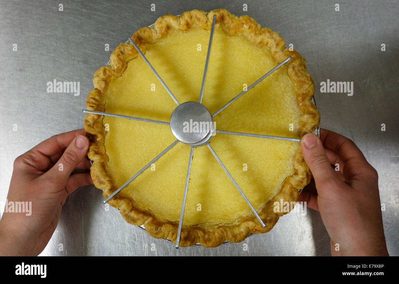 Pie 4 pieces hi-res stock photography and images - Alamy