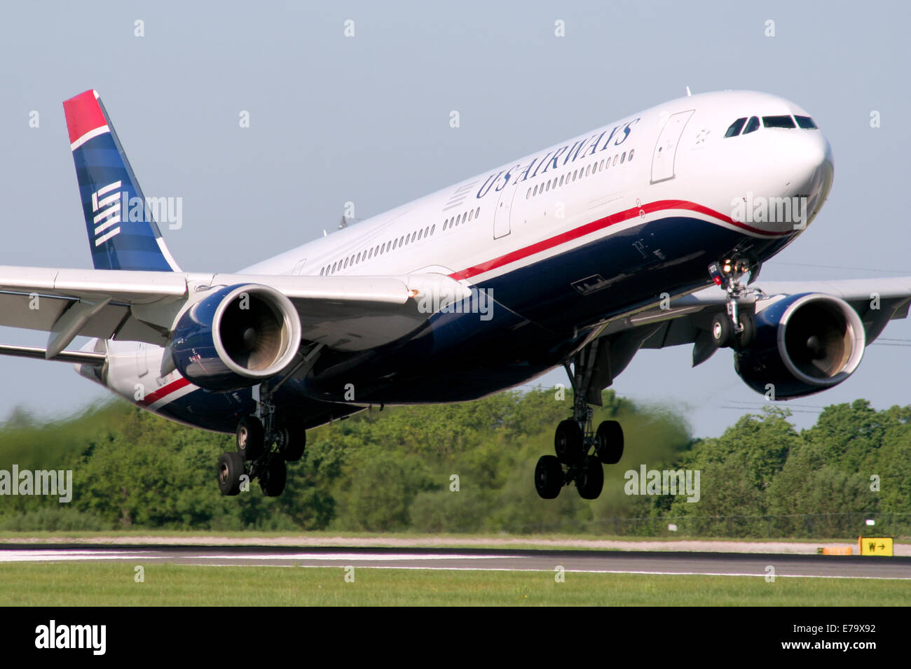 Us airways a330 landing hi-res stock photography and images - Alamy