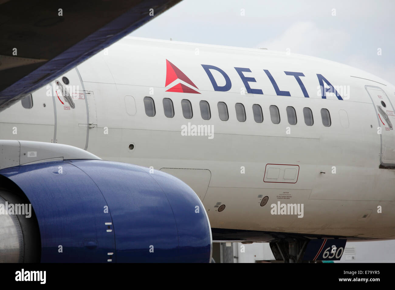 Delta airline exterior hi-res stock photography and images - Alamy