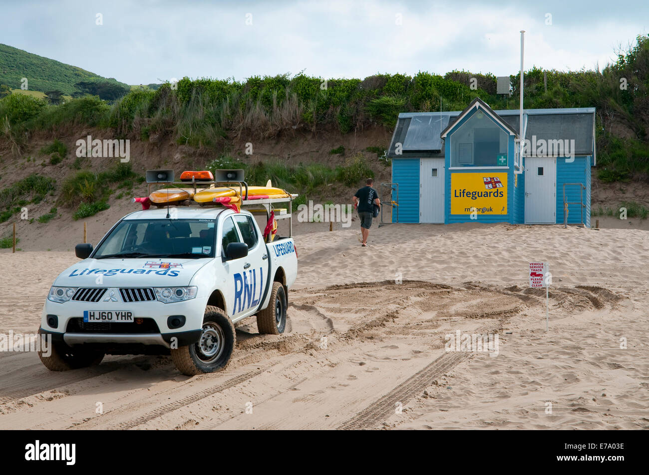 Lifeguards car next to station on the beach. Woolacombe Sands, Devon ...