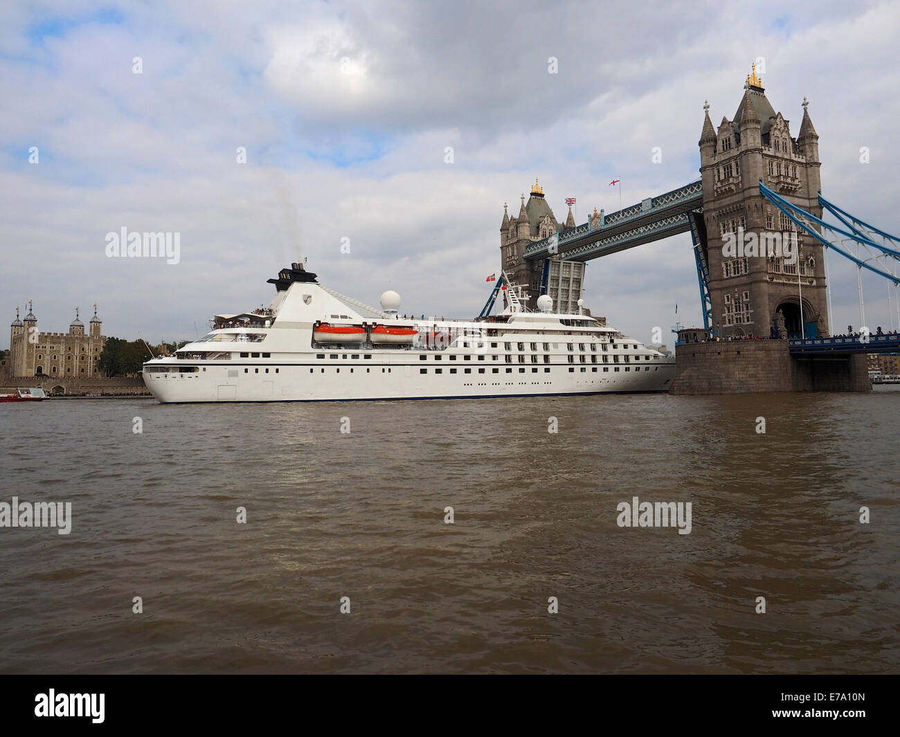 Unusual views of famous bridges hi-res stock photography and images - Alamy