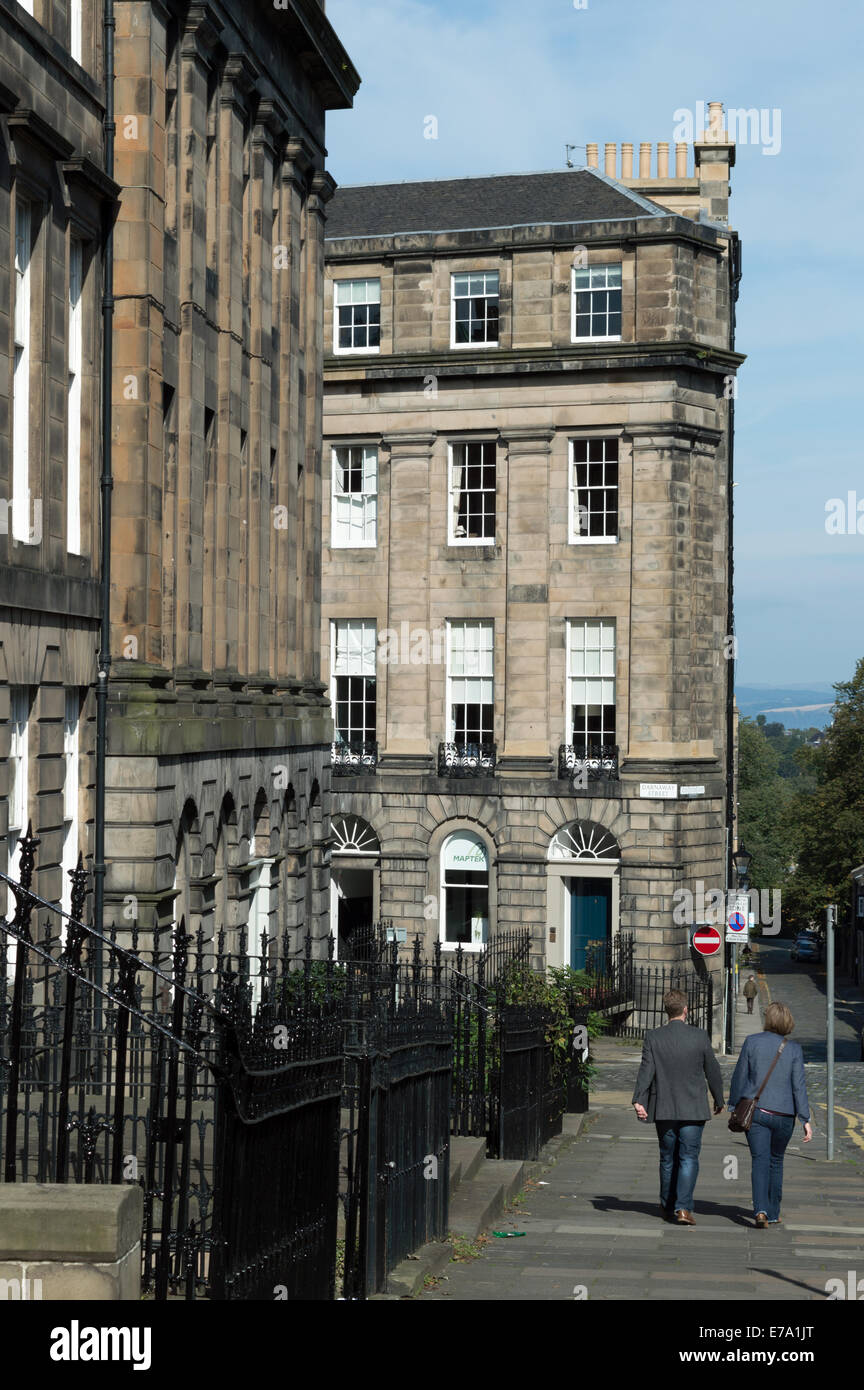 Man woman sightsee edinburgh hi-res stock photography and images - Alamy
