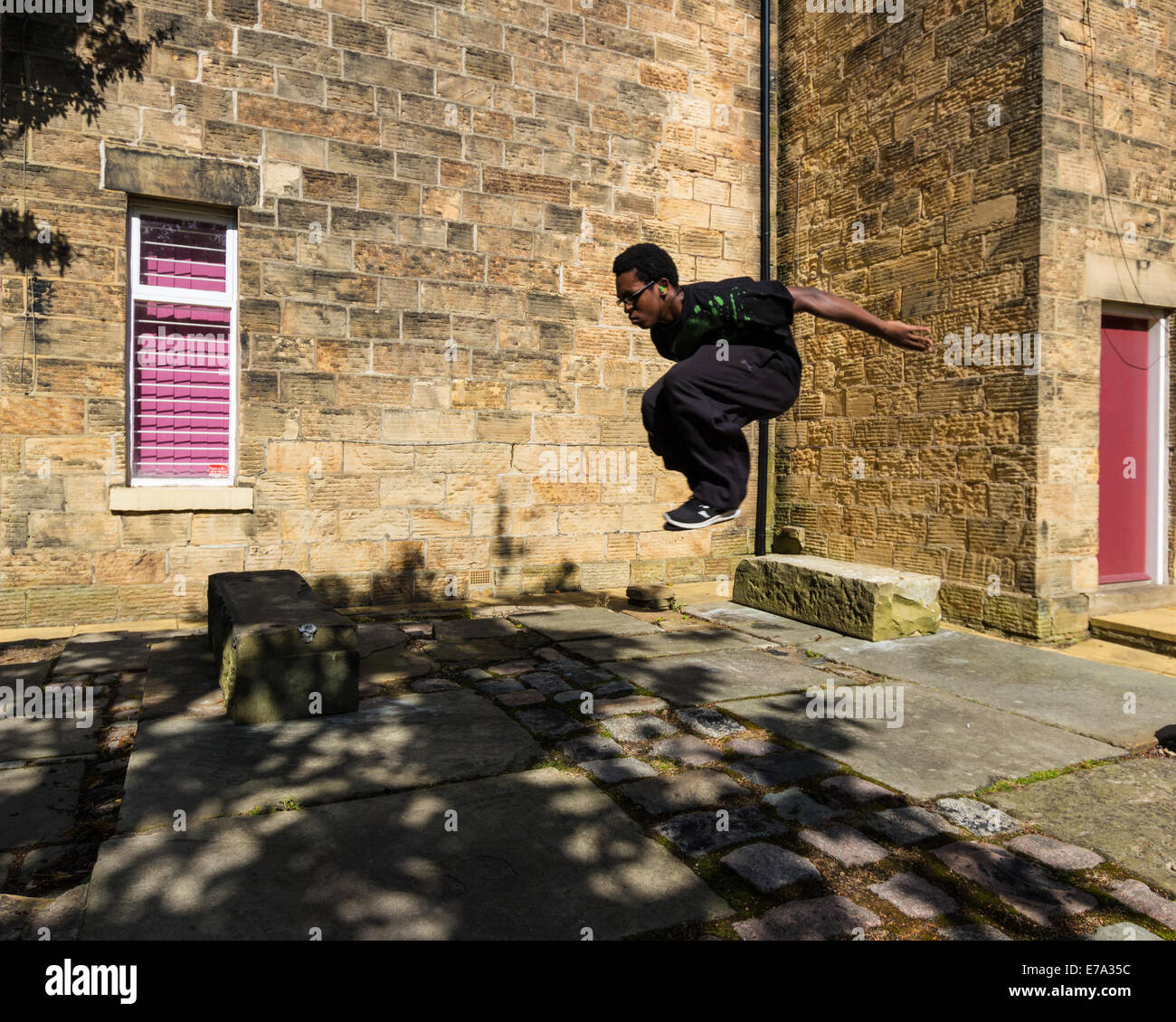 Parkour vault hi-res stock photography and images - Alamy