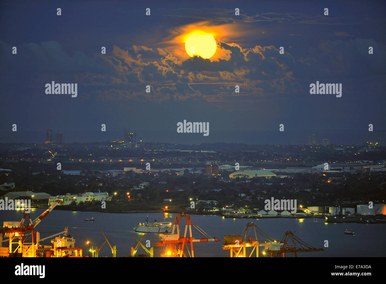 Super moon hi-res stock photography and images - Alamy