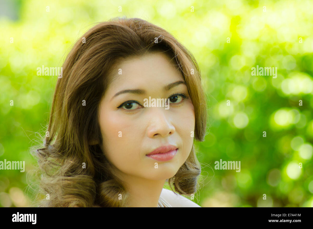 Female model under tree hi-res stock photography and images - Alamy