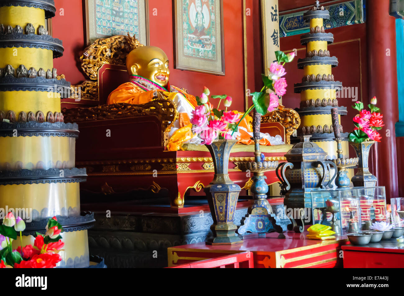 Gold statue of smiling Buddha Stock Photo - Alamy