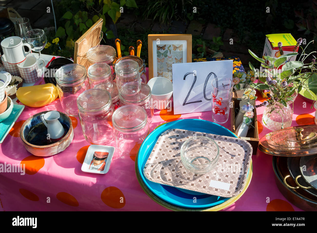 Flea market stall table with knick knacks Stock Photo - Alamy