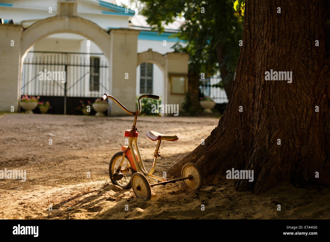 Old rusty tricycle hi-res stock photography and images - Alamy