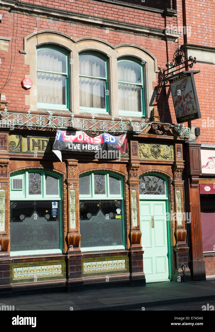 Pub frontage hi-res stock photography and images - Alamy