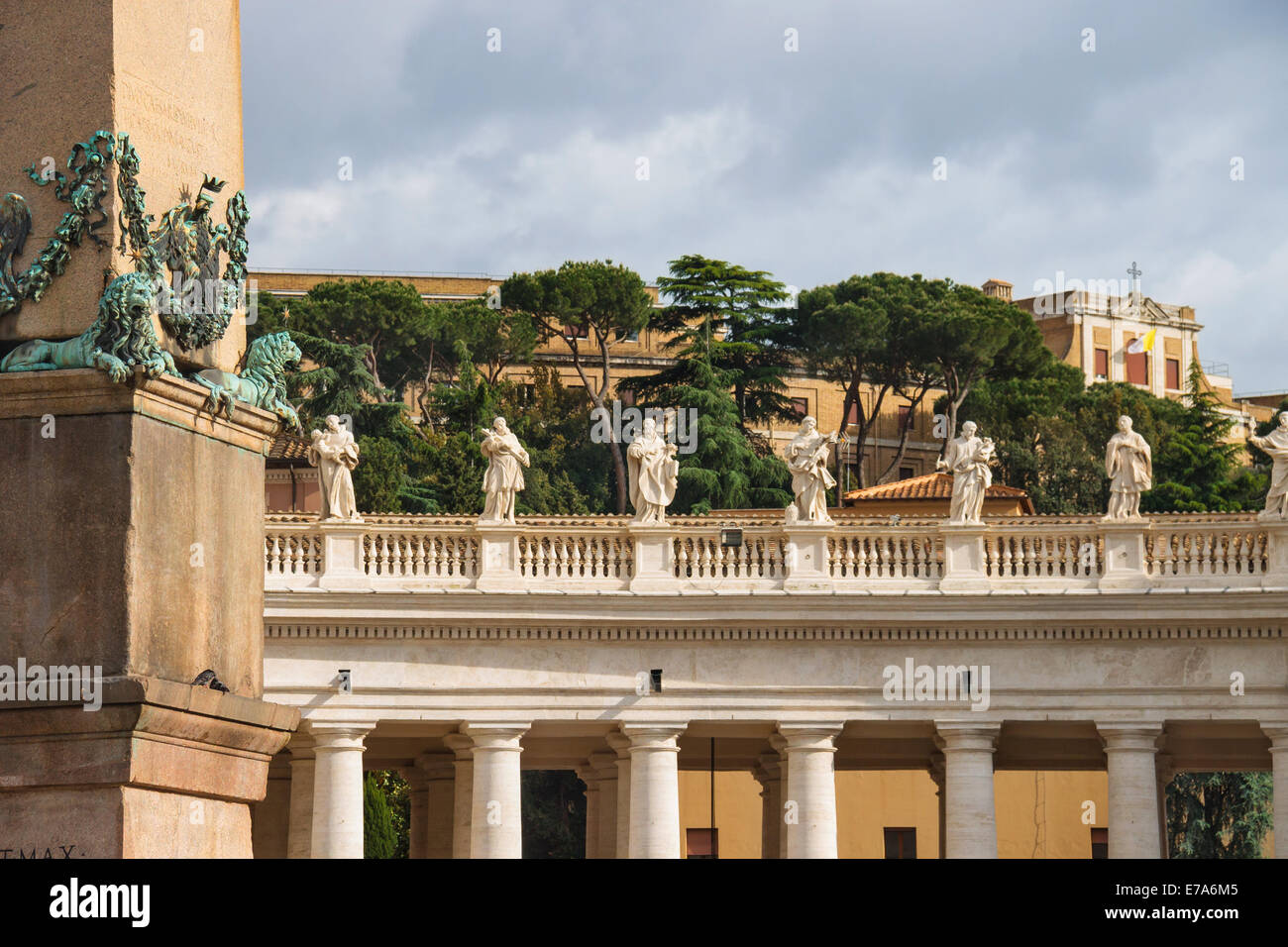 Papal symbol statues vatican hi-res stock photography and images - Alamy