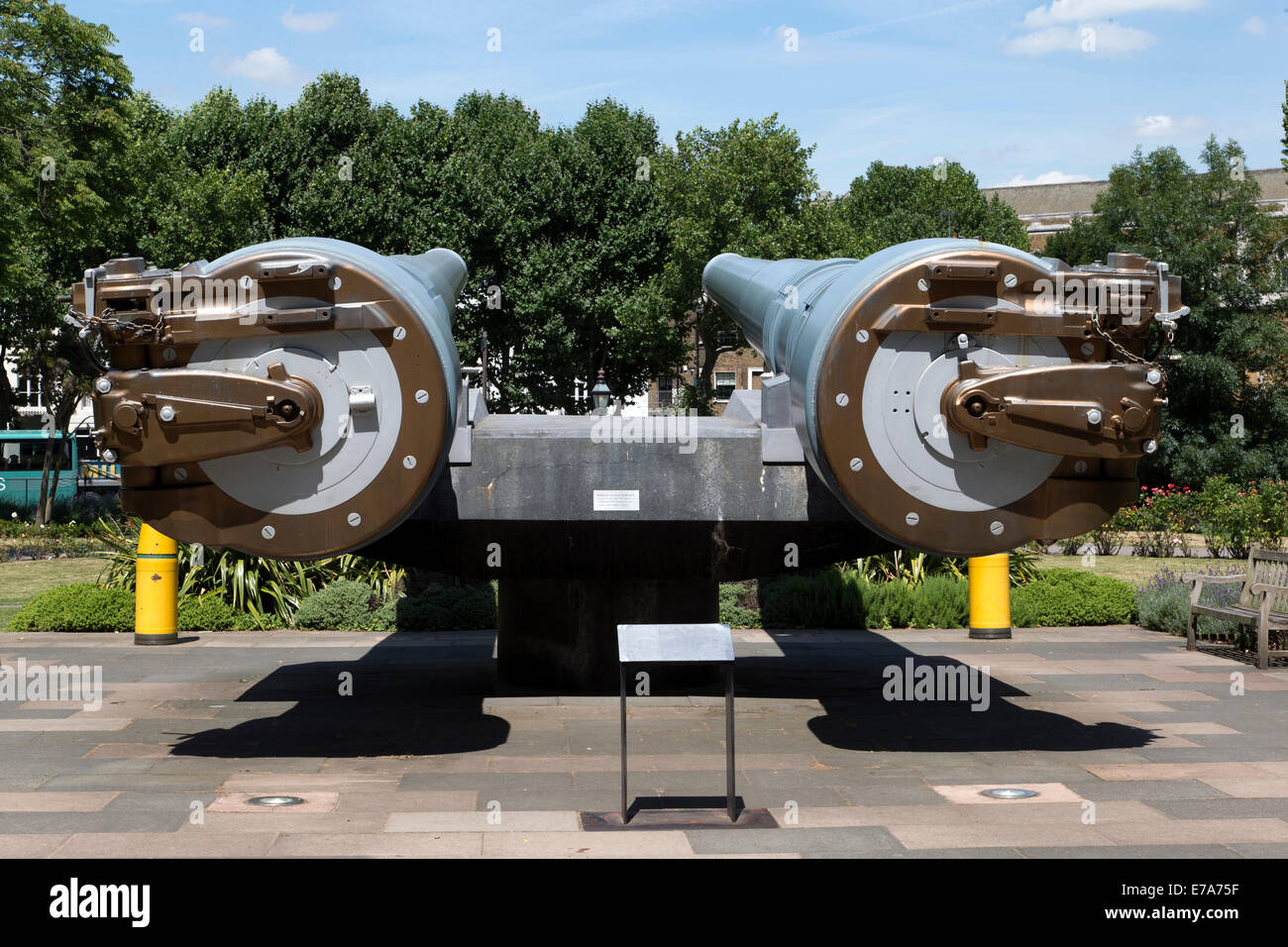 15-inch naval guns from HMS Ramillies & HMS Roberts outside Imperial ...