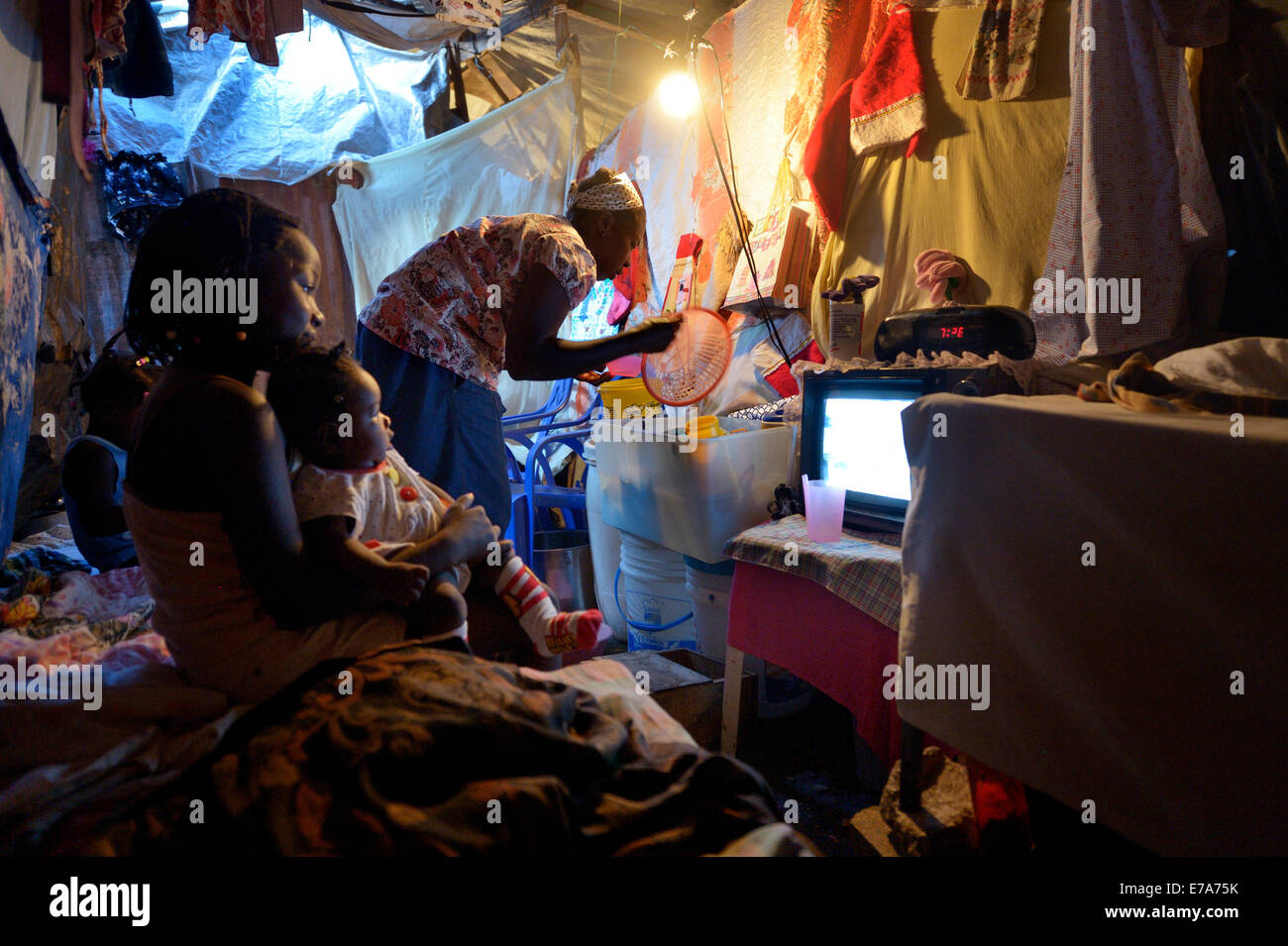 Women poverty hut haiti hi-res stock photography and images - Alamy