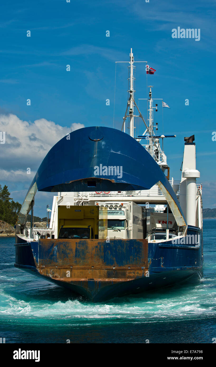 Ferry approaching land hi-res stock photography and images - Alamy