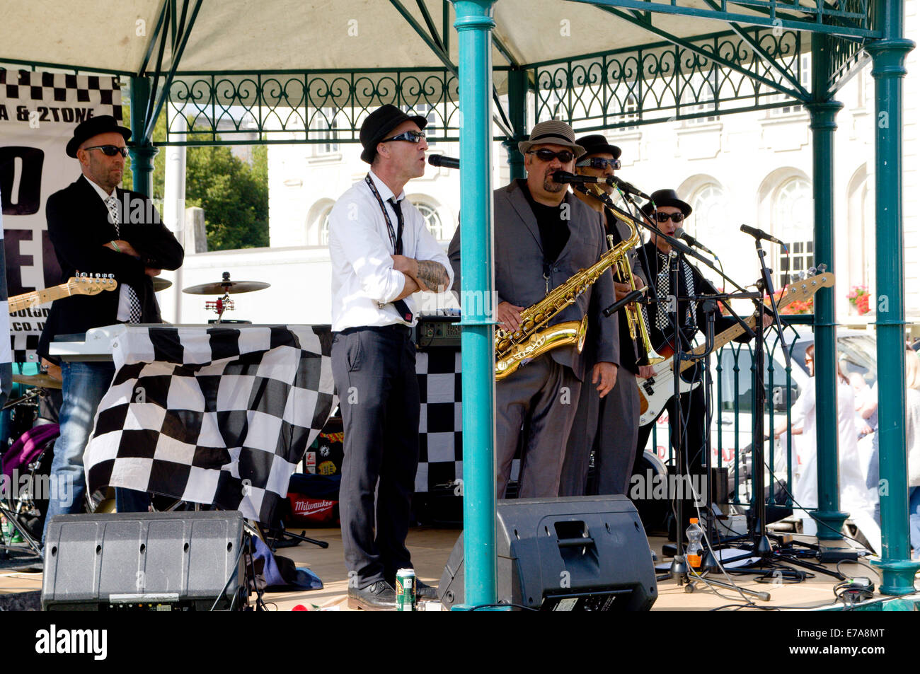 Bros band hi-res stock photography and images - Alamy