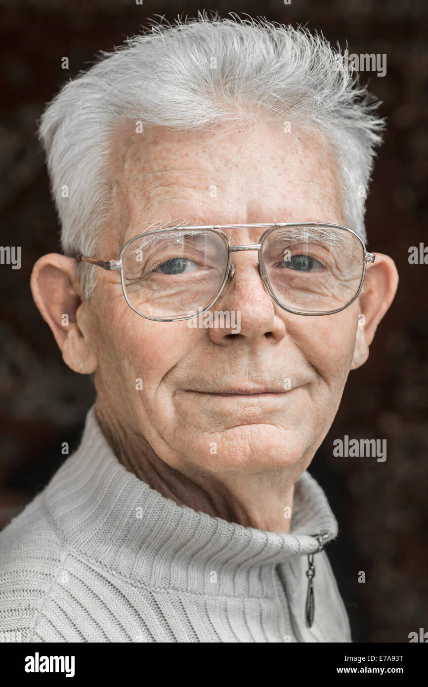 Man wearing glasses hi-res stock photography and images - Alamy