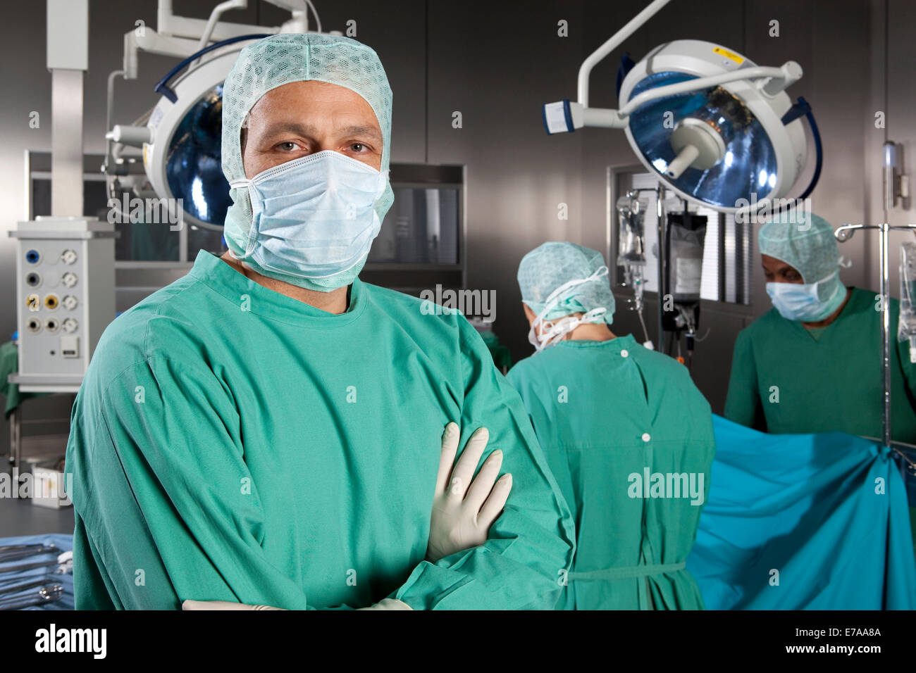 Surgical team hi-res stock photography and images - Alamy