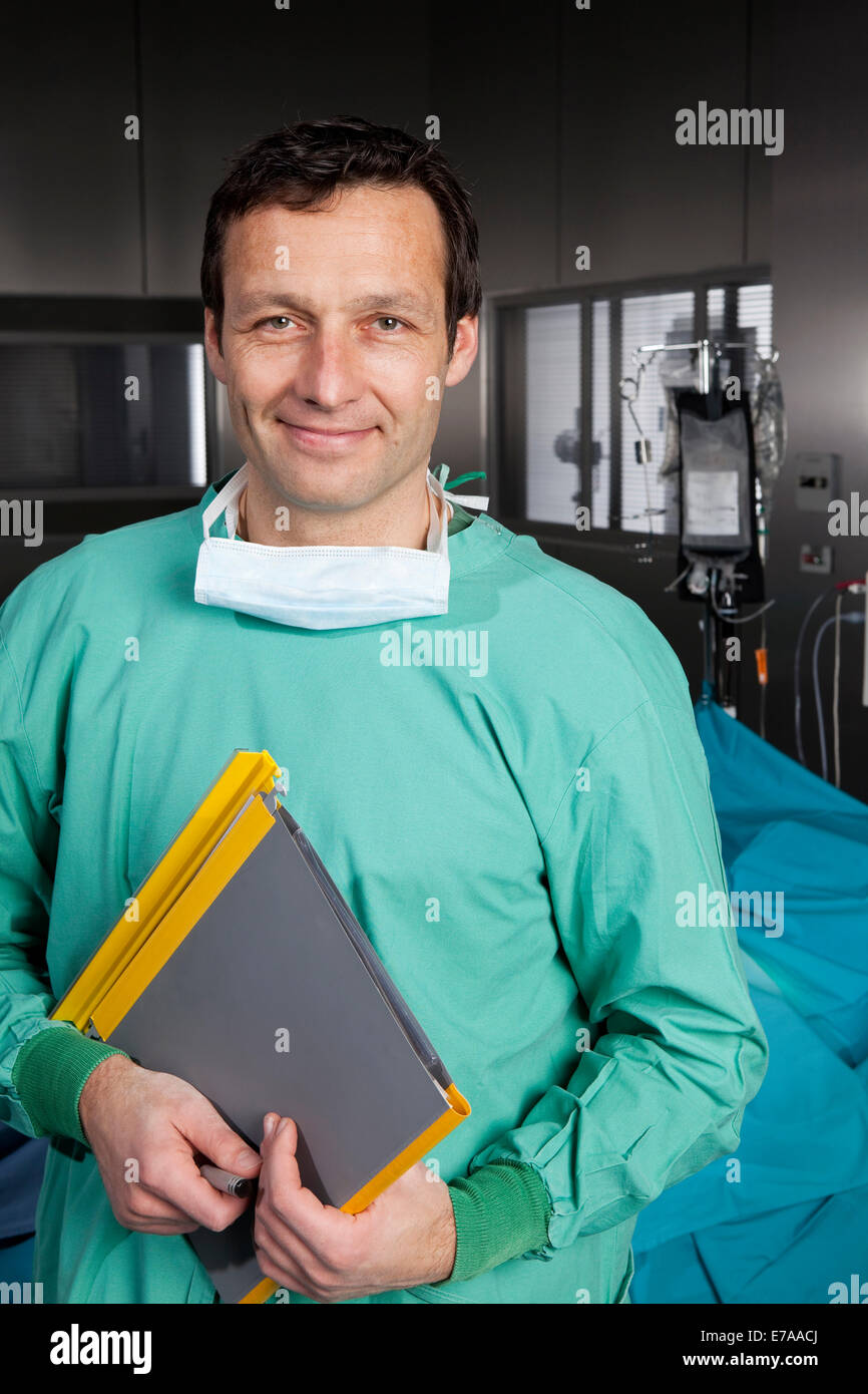 Portrait of a surgeon in an operating room Stock Photo - Alamy