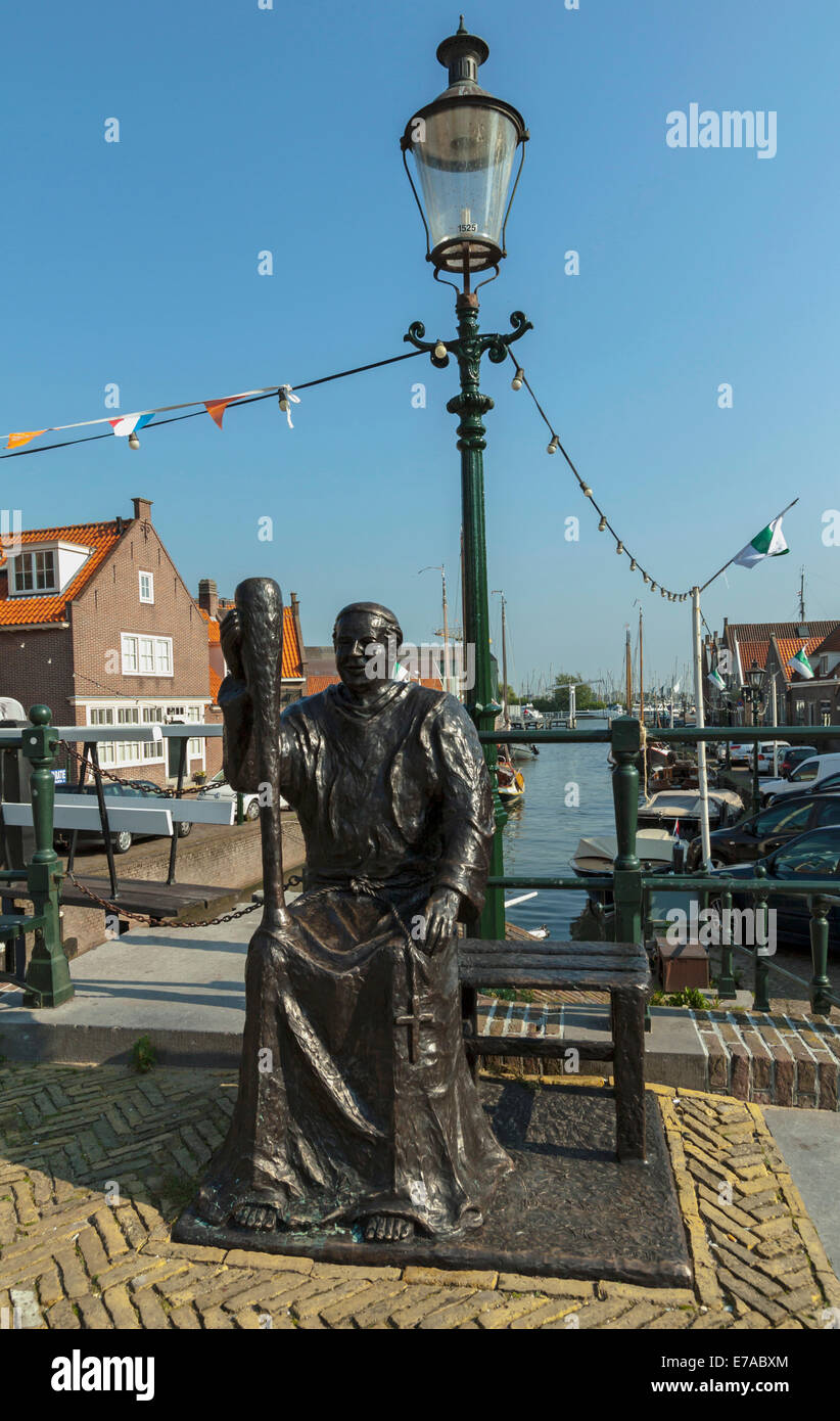 A sculpture called 'De Monnik' (The Monk') and in the background the ...