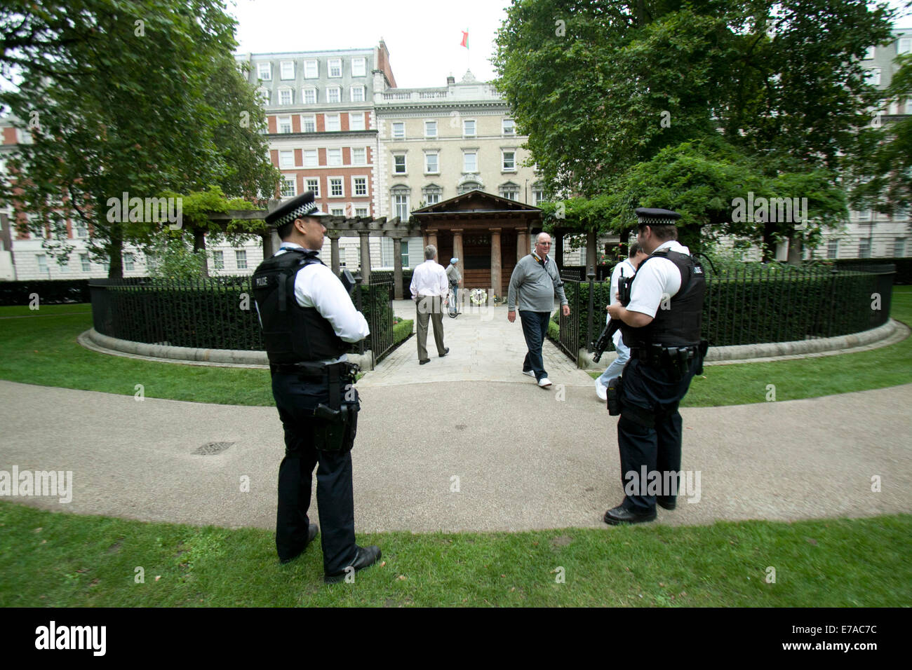 American embassy london police hi-res stock photography and images - Alamy
