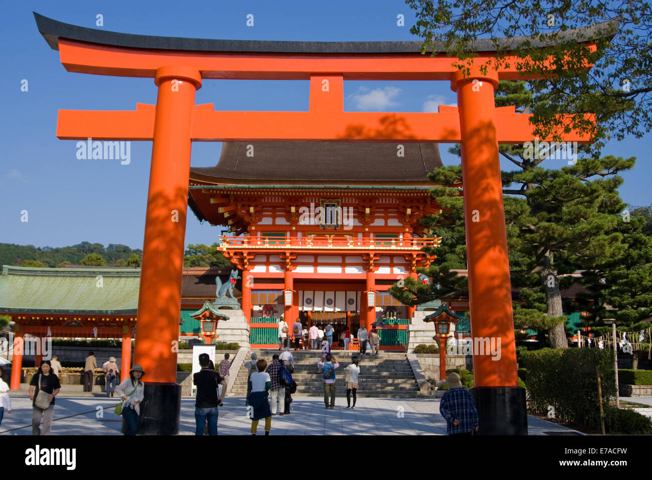 Main gate at the entrance to Fushimi Inari-taisha shrine, in Kyoto ...