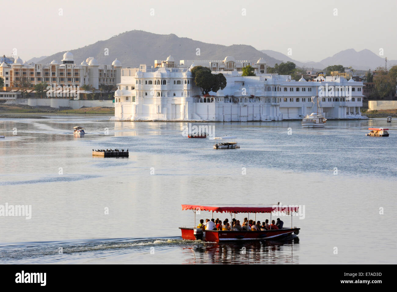 Pichola lake palace hotel hi-res stock photography and images - Alamy