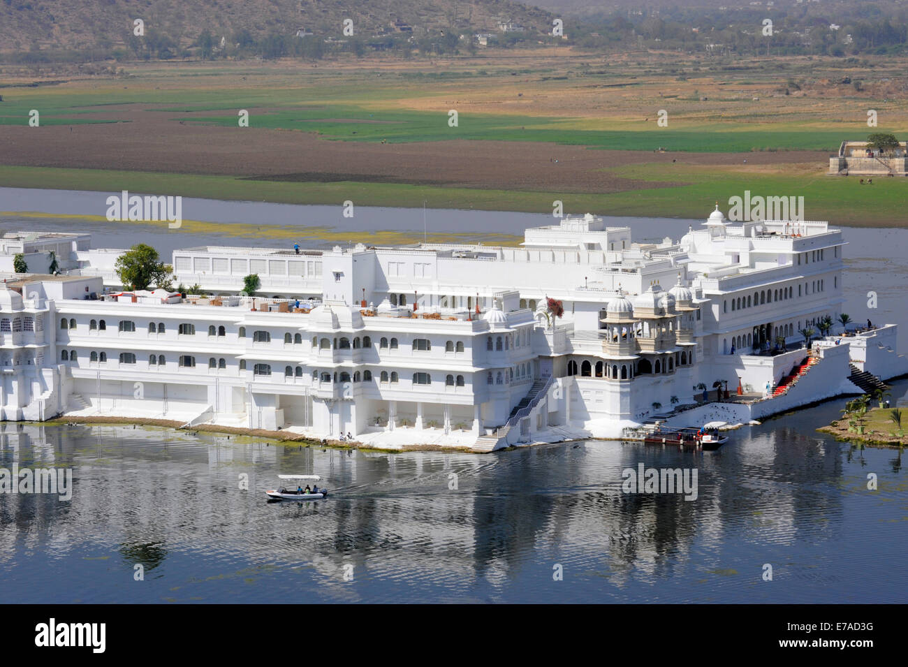 The Lake Palace Hotel on Jag Niwas Island in Udaipur, Rajasthan, India ...