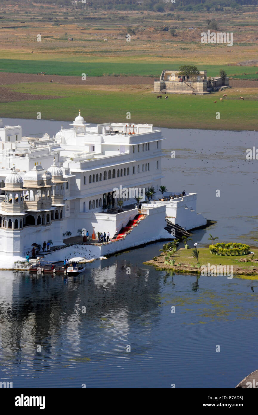 The Lake Palace Hotel on Jag Niwas Island in Udaipur, Rajasthan, India ...