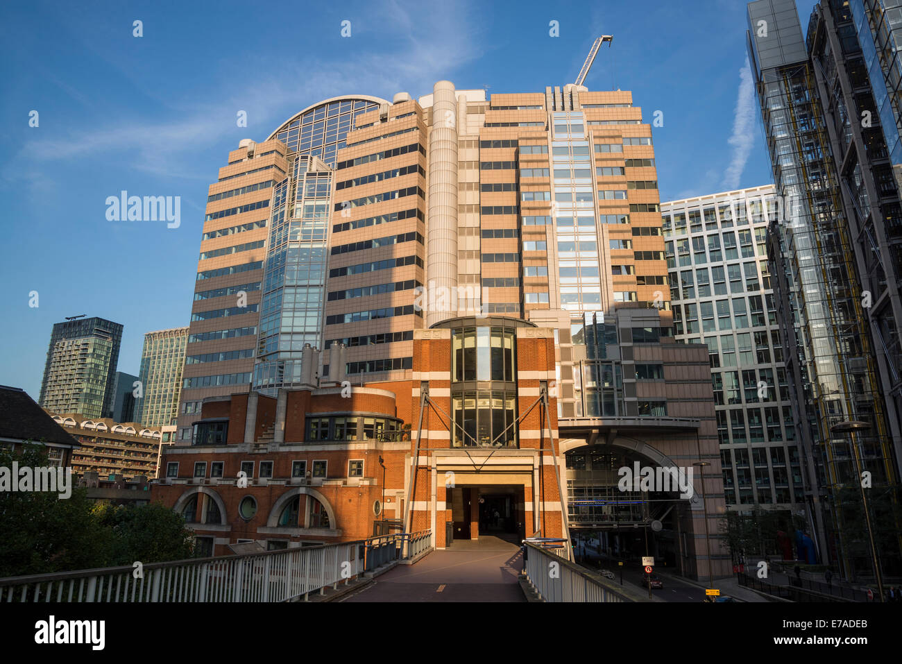 Contemporary high rise office hi-res stock photography and images - Alamy