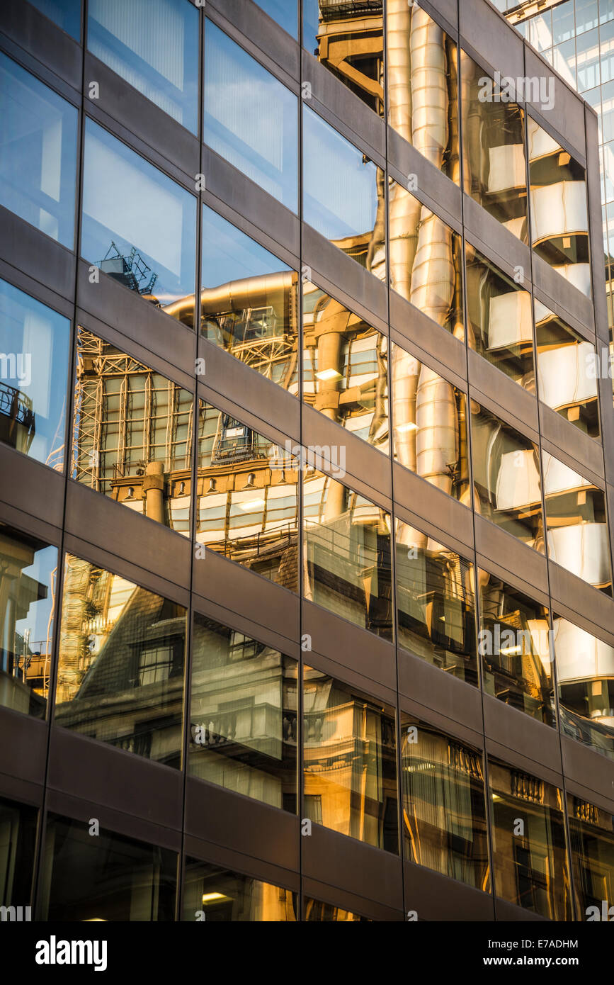 Reflection glass building hi-res stock photography and images - Alamy