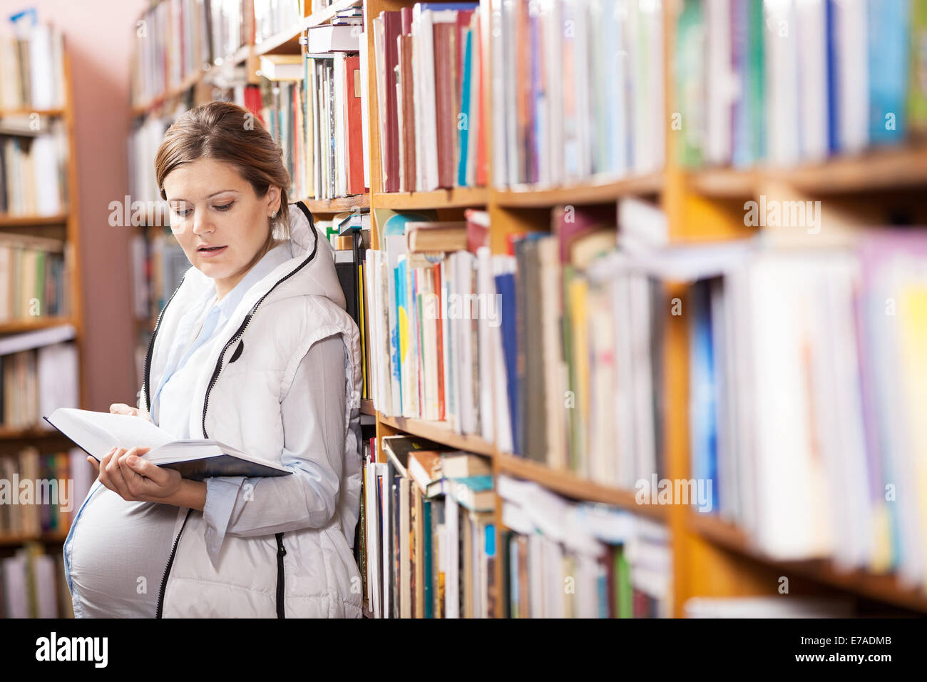 Woman standing reading in library hi-res stock photography and images ...