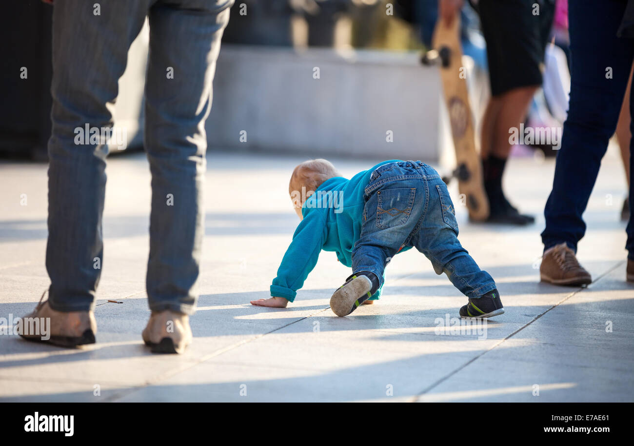 Toddler crawling outside pavement hi-res stock photography and images ...