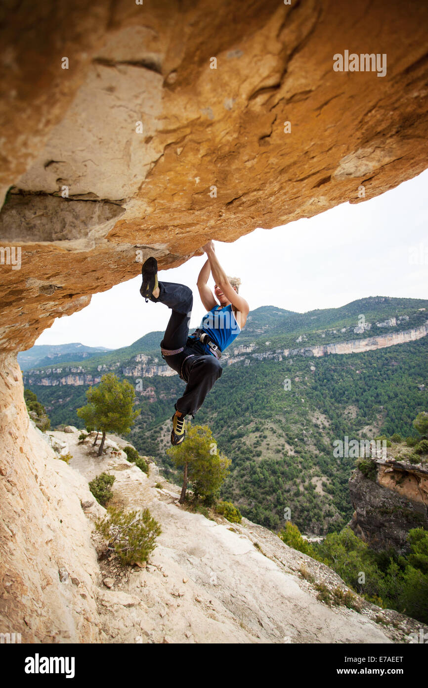 Overhanging Cliff Stock Photos & Overhanging Cliff Stock Images - Alamy
