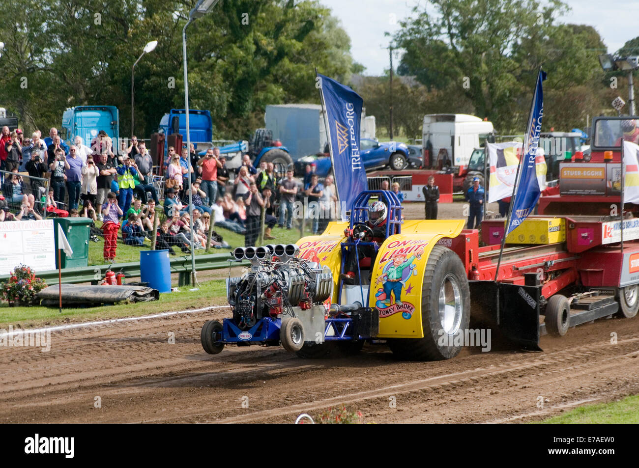 tractor pulling puller pullers modified 3.5 tonne ton class dragging a ...