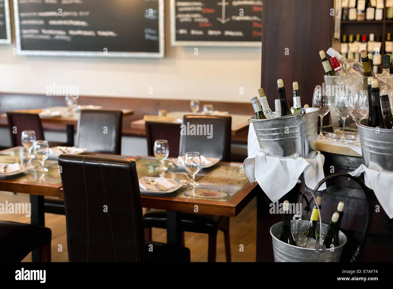 interior of wine bar and restaurant Stock Photo - Alamy