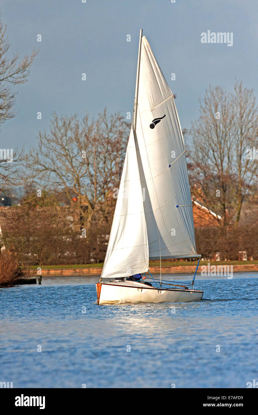 White sail boat hi-res stock photography and images - Alamy