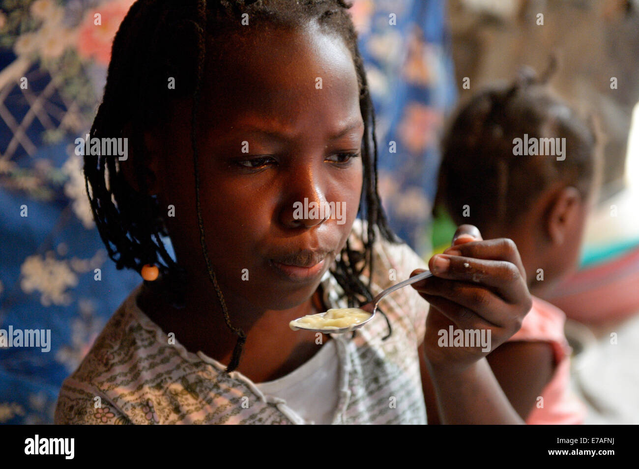 African refugee camp eating hi-res stock photography and images - Alamy