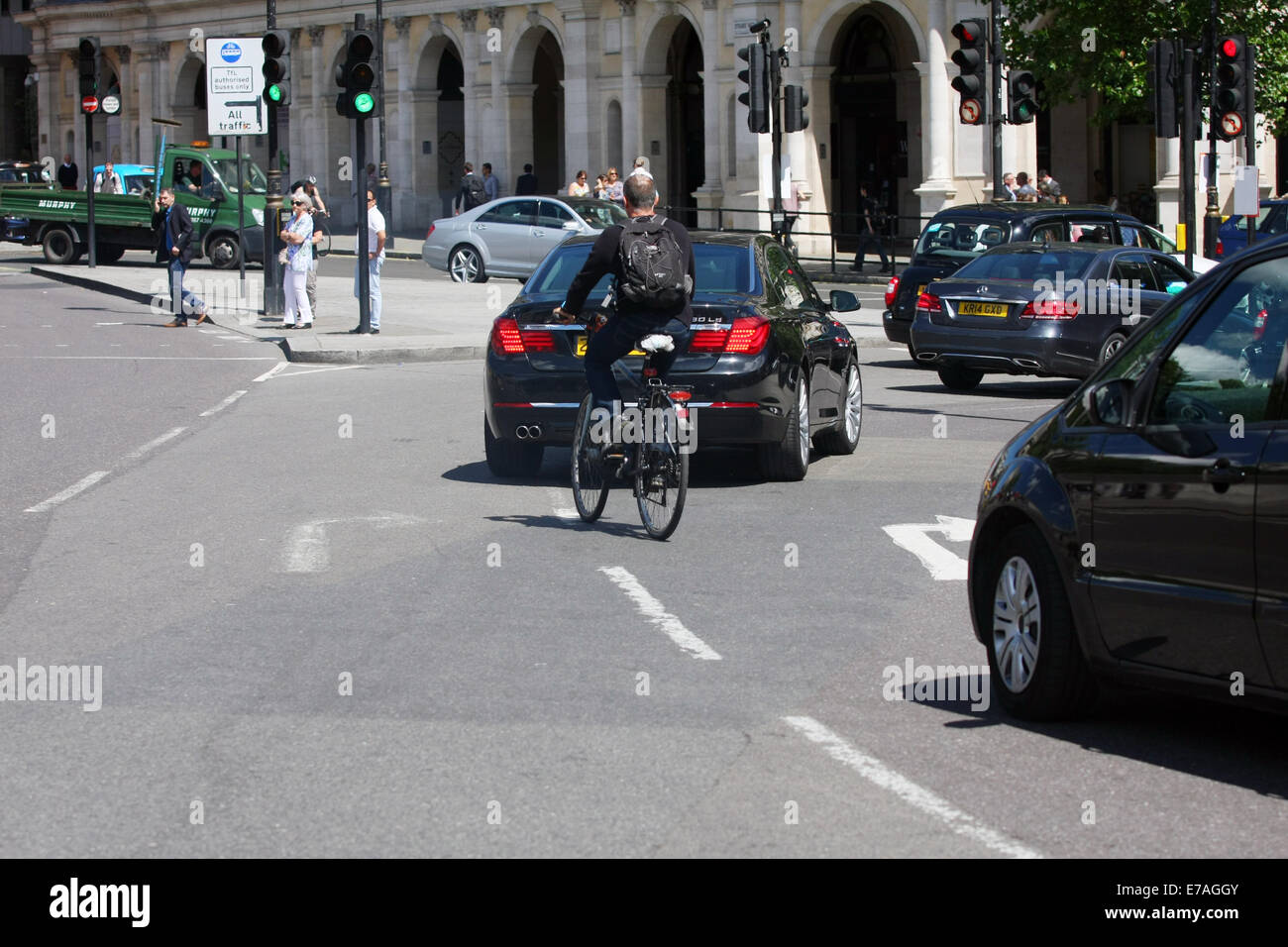 Traffic traveling around a roundabout at Trafalgar Square, London Stock ...