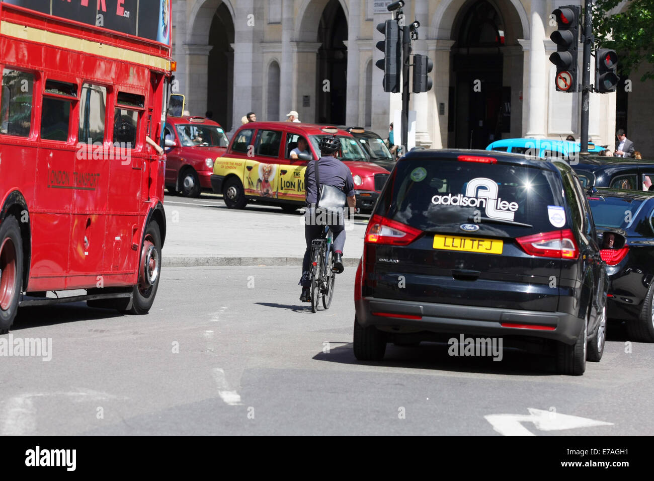 Traffic traveling around a roundabout at Trafalgar Square, London Stock ...