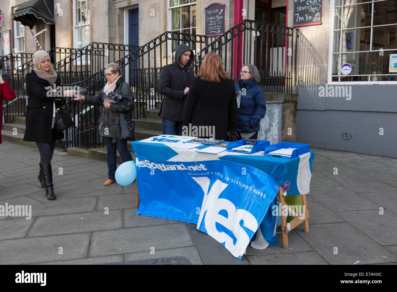 Yes Scotland campaigning for the independence of Scotland Stock Photo ...