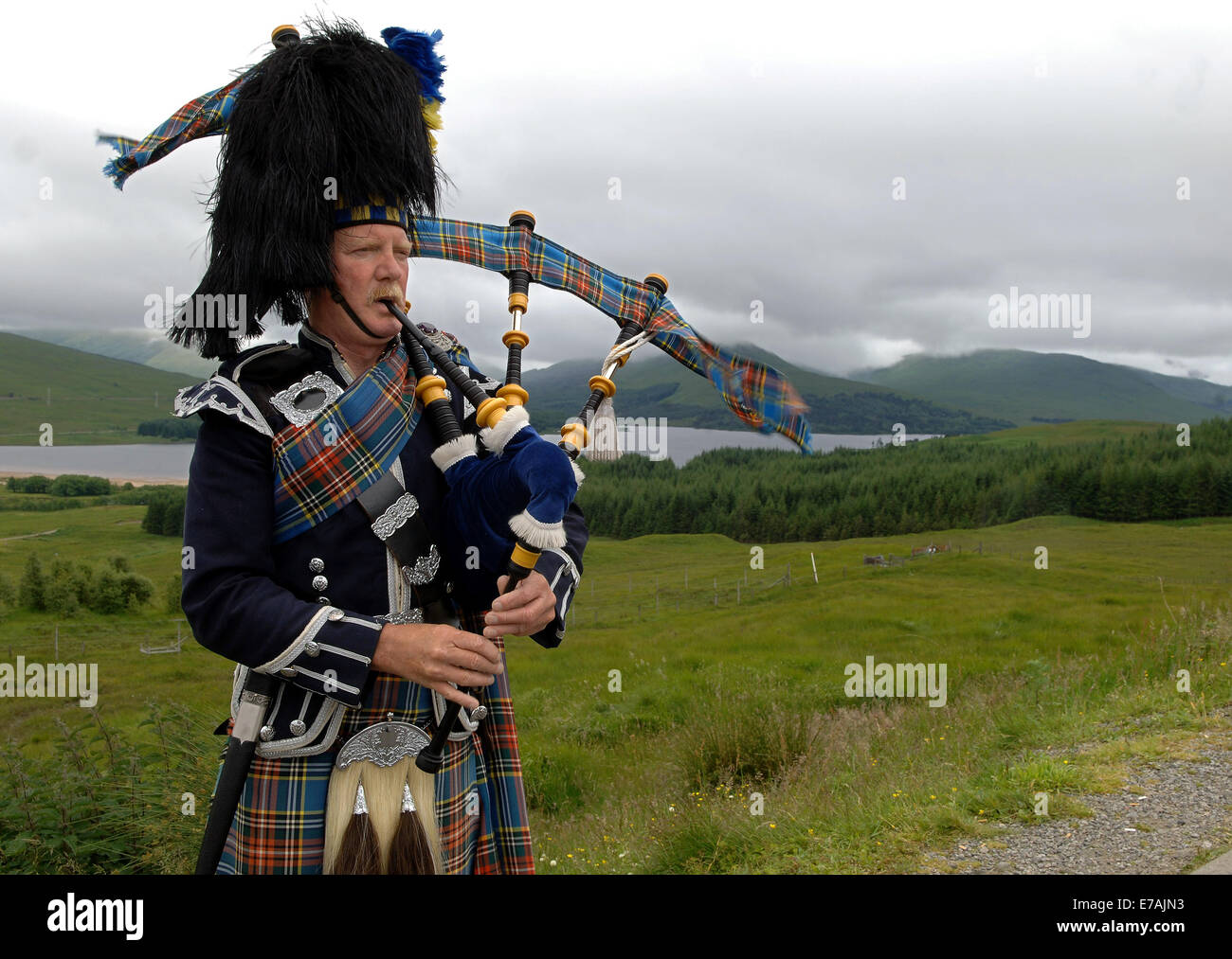 (dpa) - A bag pipe player dressed in the colours of the MacBeth Clan ...