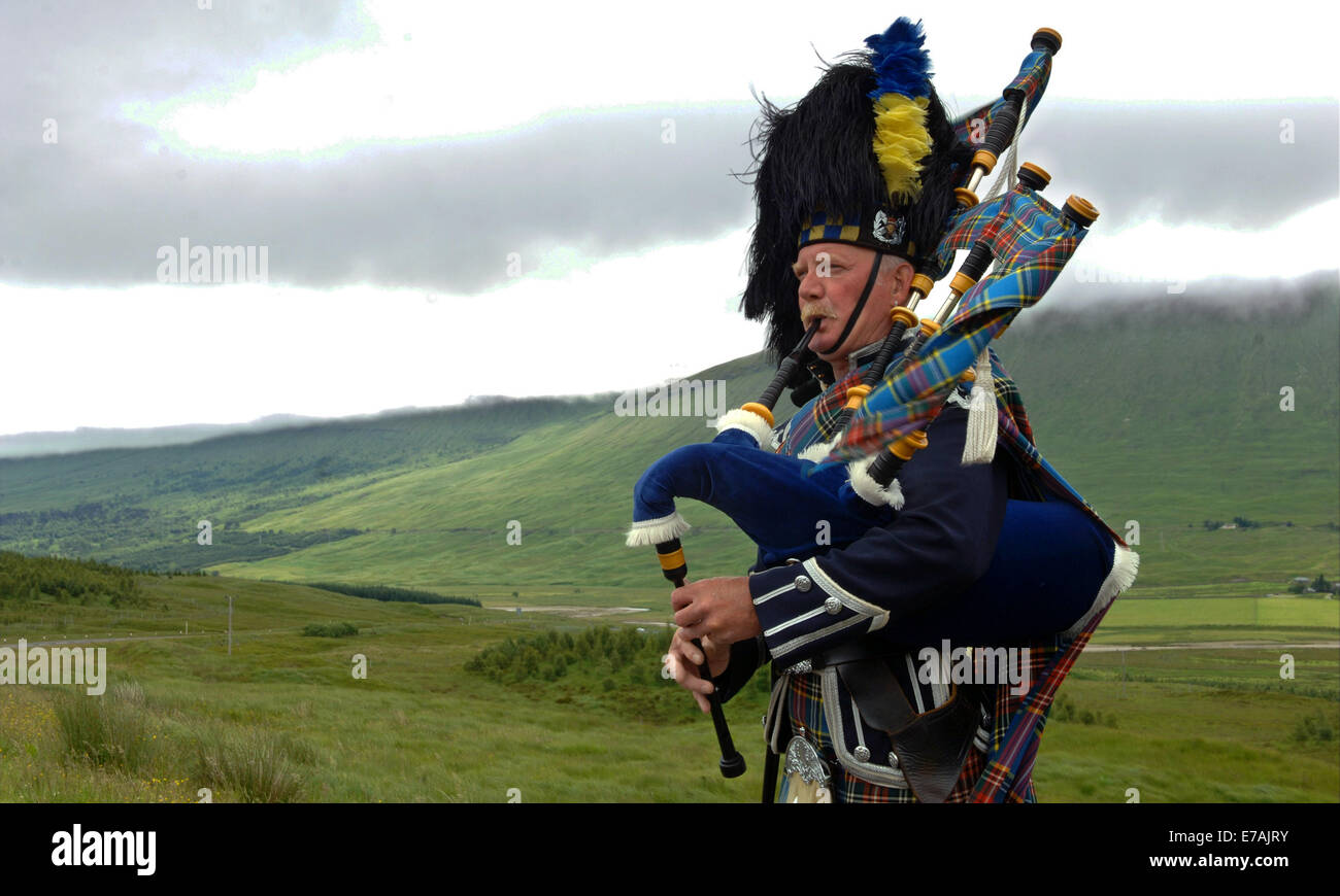 (dpa) - A bag pipe player dressed in the colours of the MacBeth Clan ...