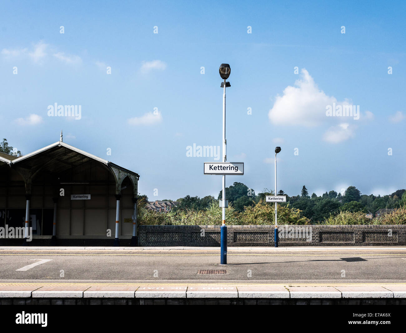 Kettering railway station hi-res stock photography and images - Alamy