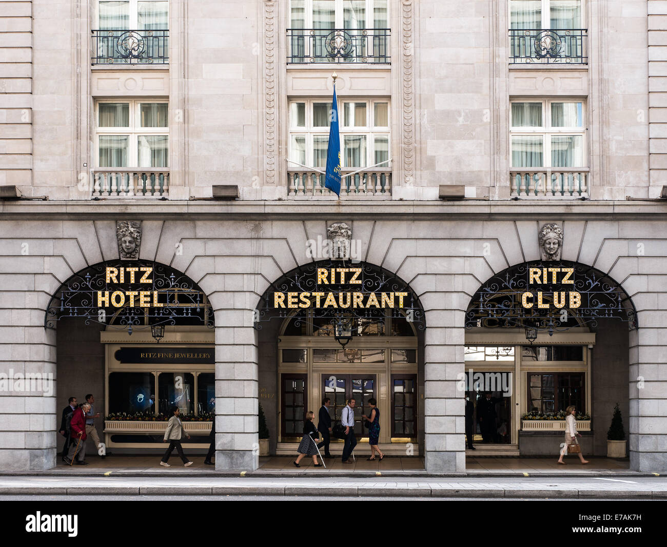 Ritz Hotel And Restaurant Next To Green Park London Stock Photo Alamy