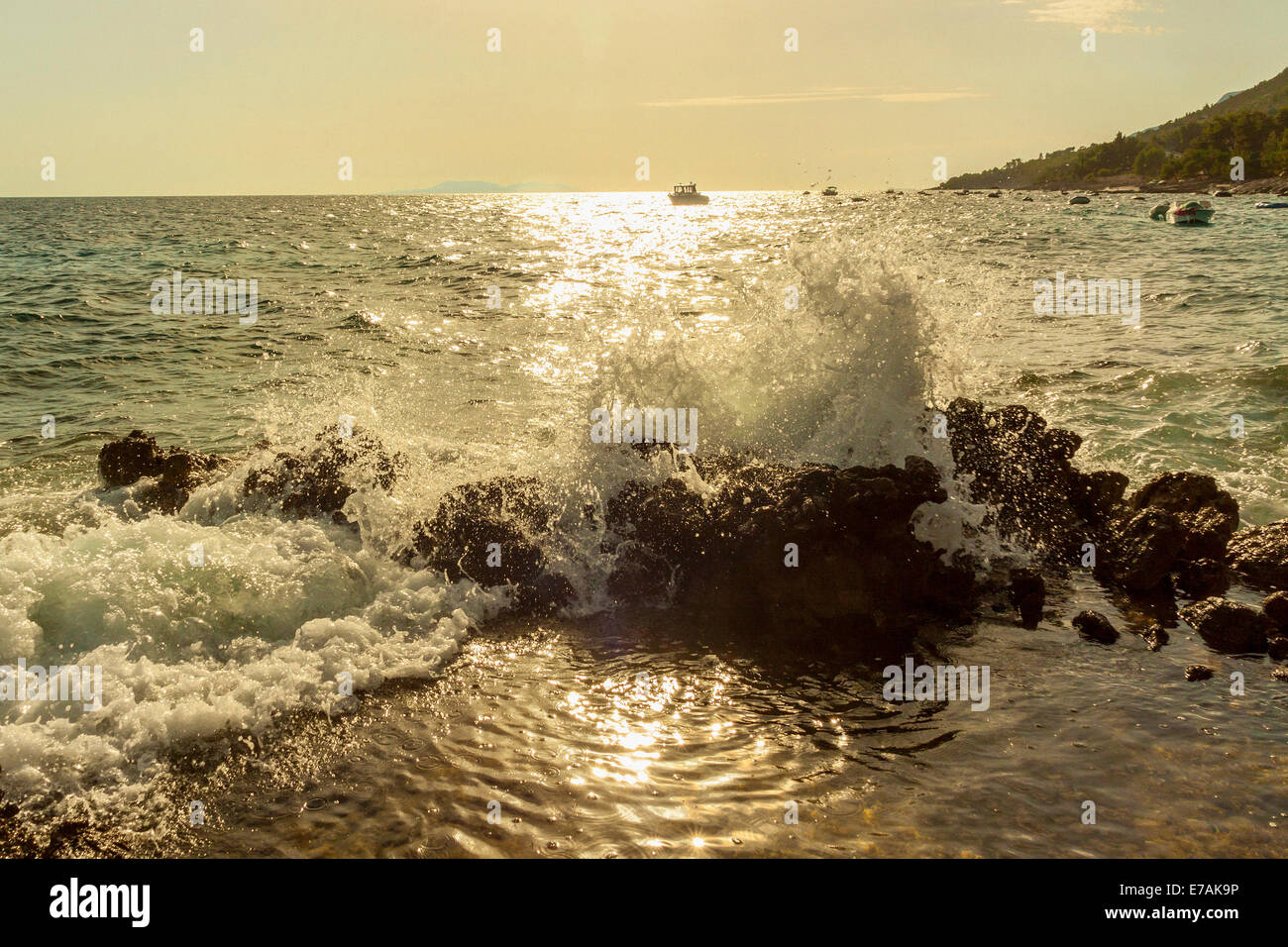 Waves hitting against rocks hi-res stock photography and images - Alamy